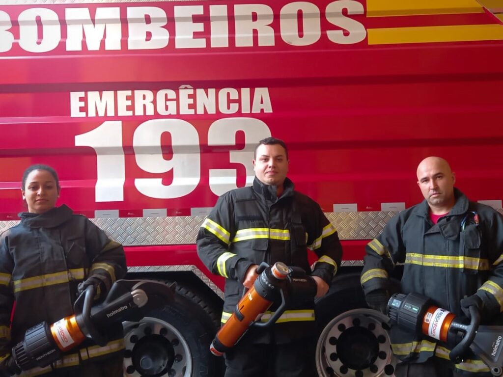 BOMBEIROS DE NAVEGANTES RECEBEM FERRAMENTAS PARA RESGATE DE ACIDENTES